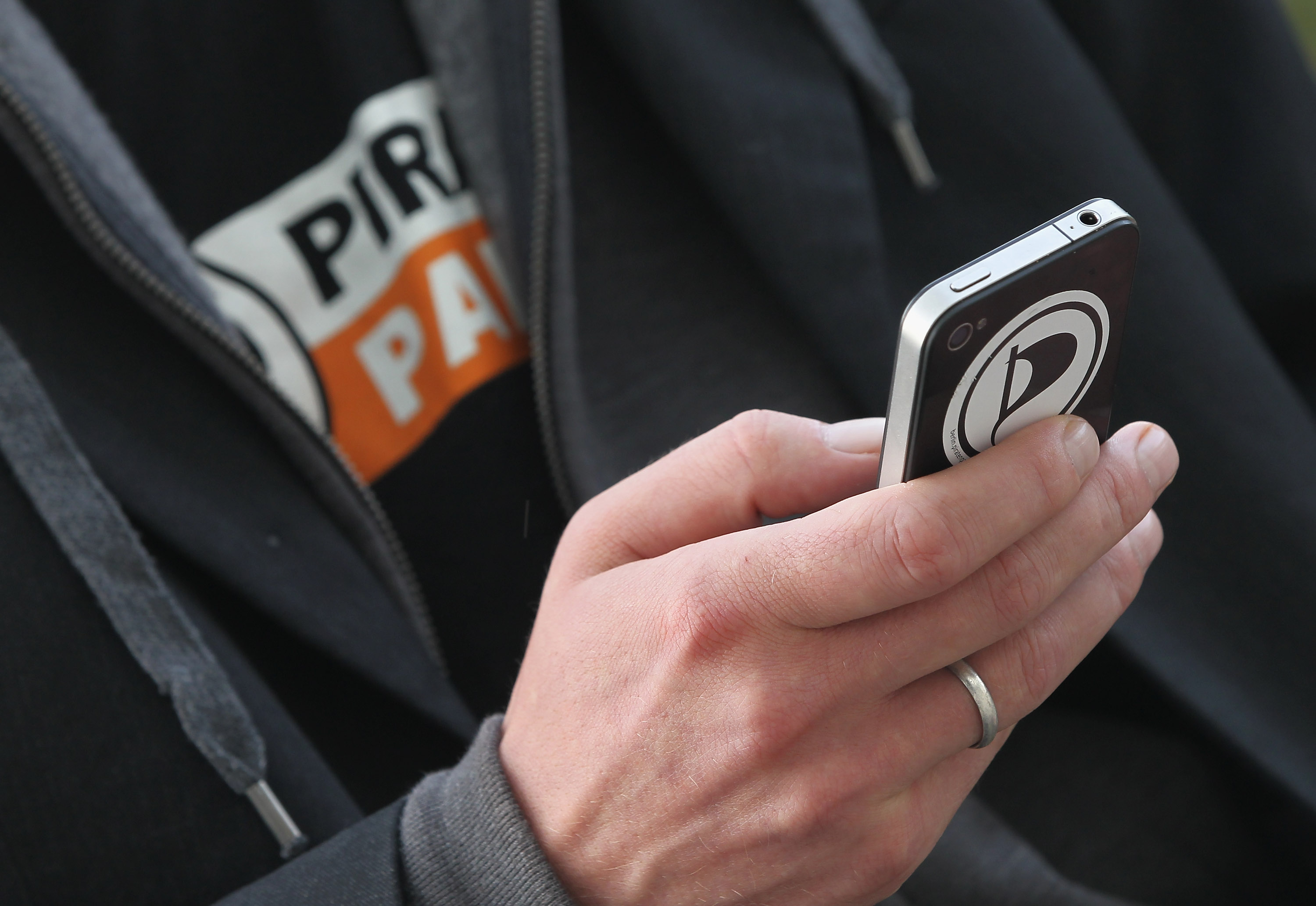 Cell phone thief hit by bus (VIDEO) - The World from PRX