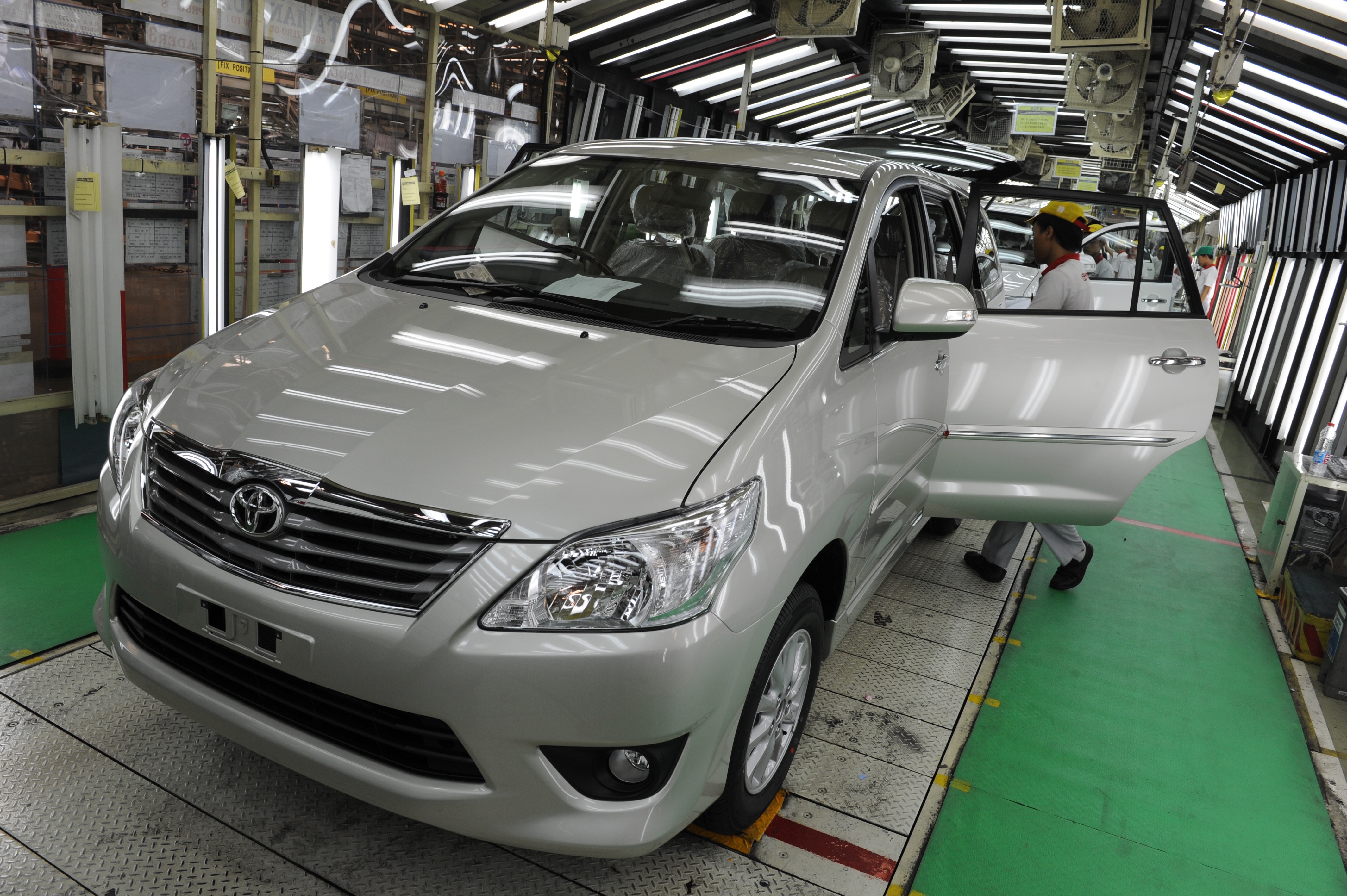 Toyota to pay $1.1 billion to consumers for acceleration problem - The ...