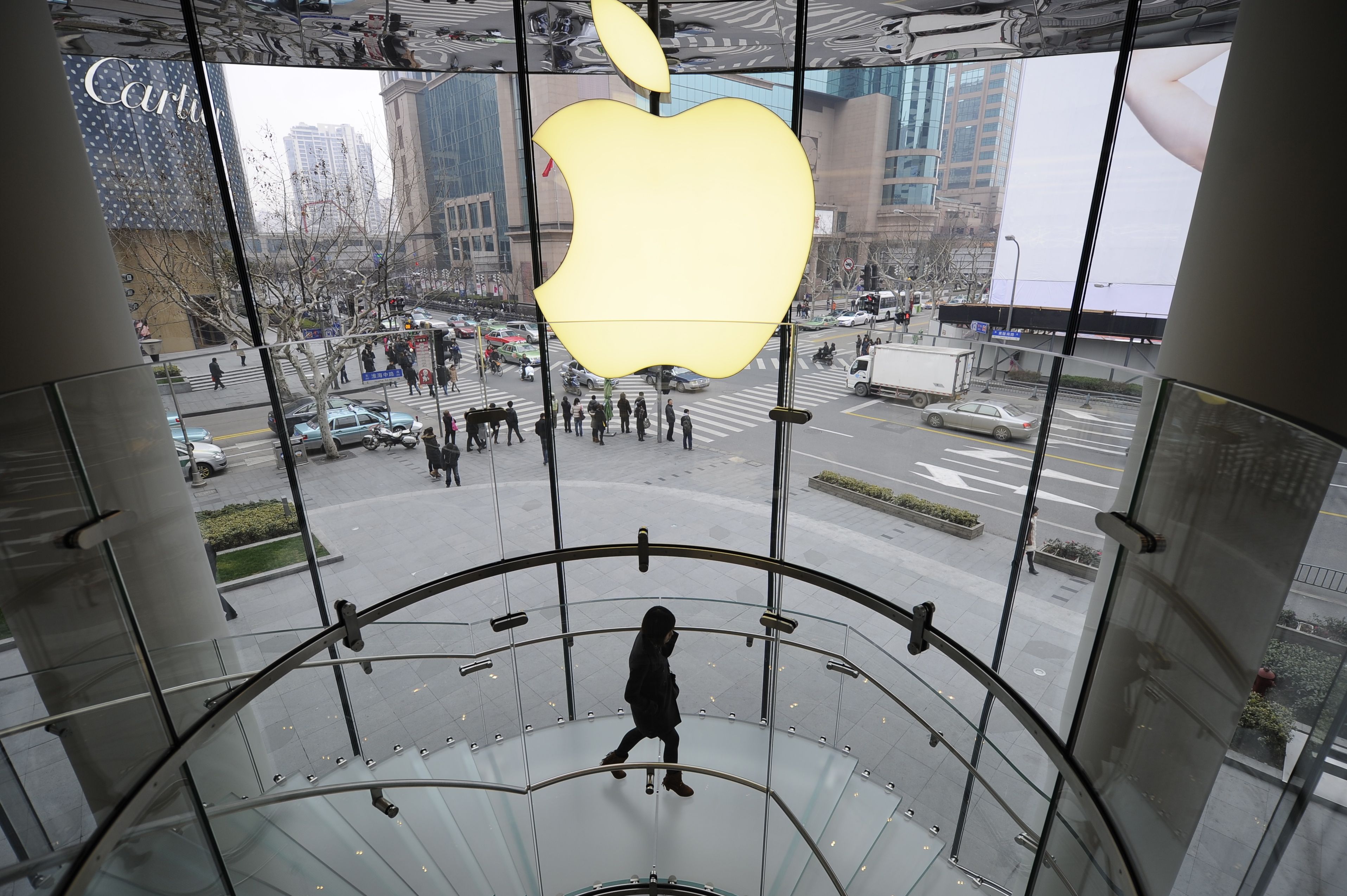 Apple market value tops $500B for first time - The World from PRX