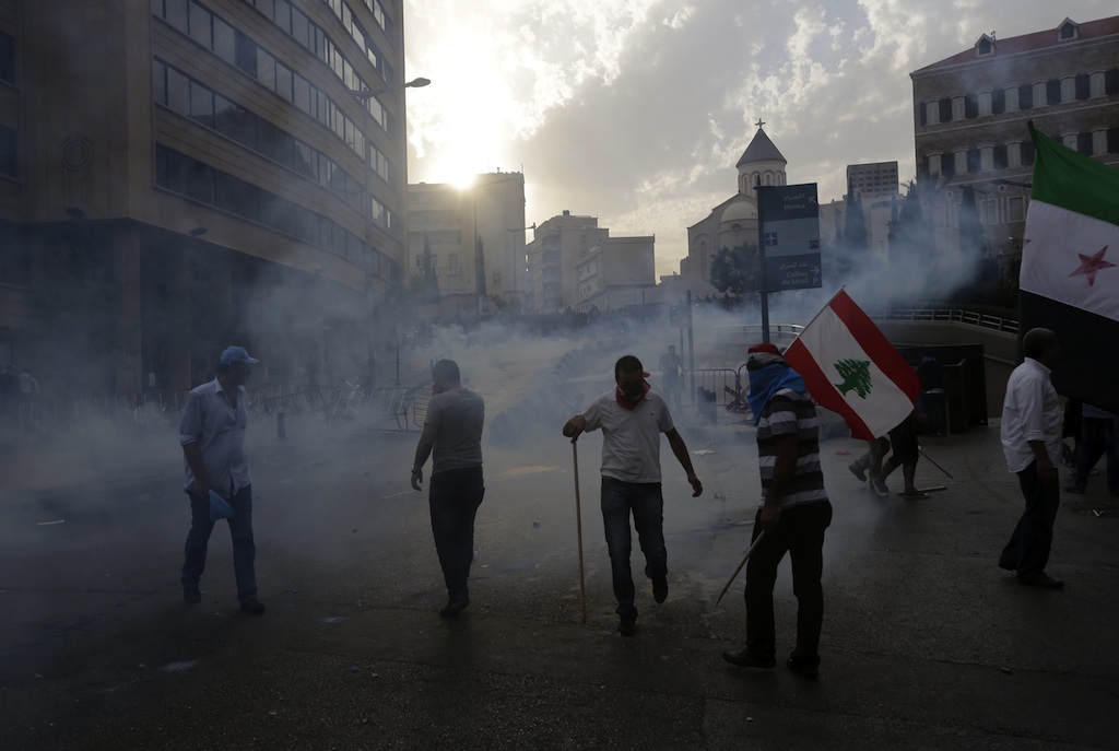 Beirut: Protesters attempt to storm Lebanese government headquarters ...