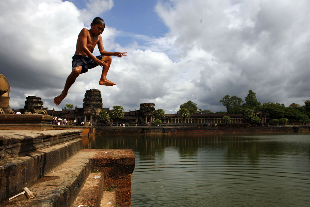 Cambodia: commercial overload at Angkor Wat - The World from PRX