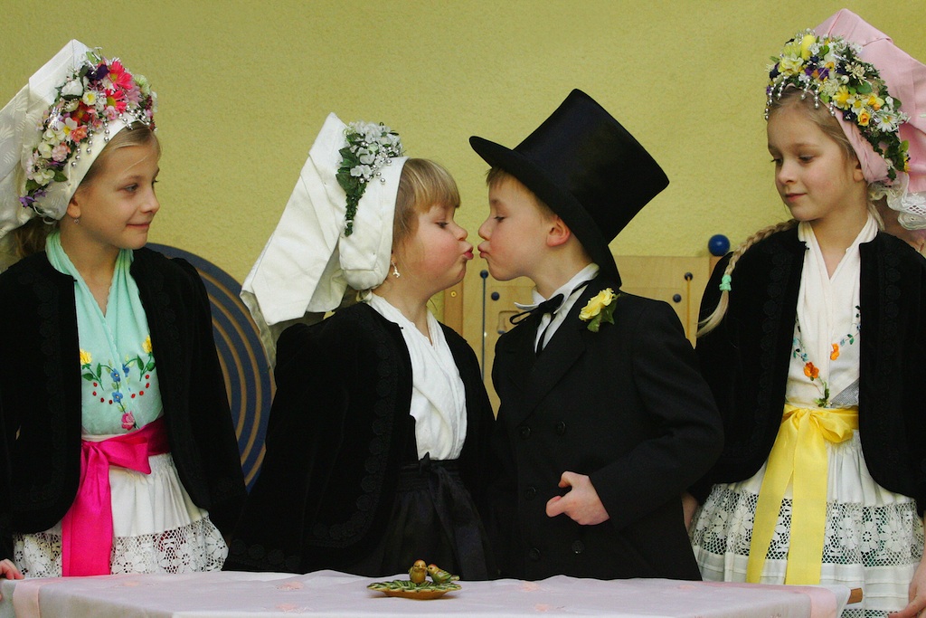 Chinese kindergarteners say 'I do' in mass wedding ceremony - The World ...