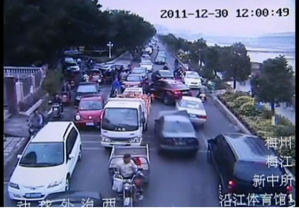 Chinese driver crashes into 13 cars to avoid arrest (VIDEO) - The World ...