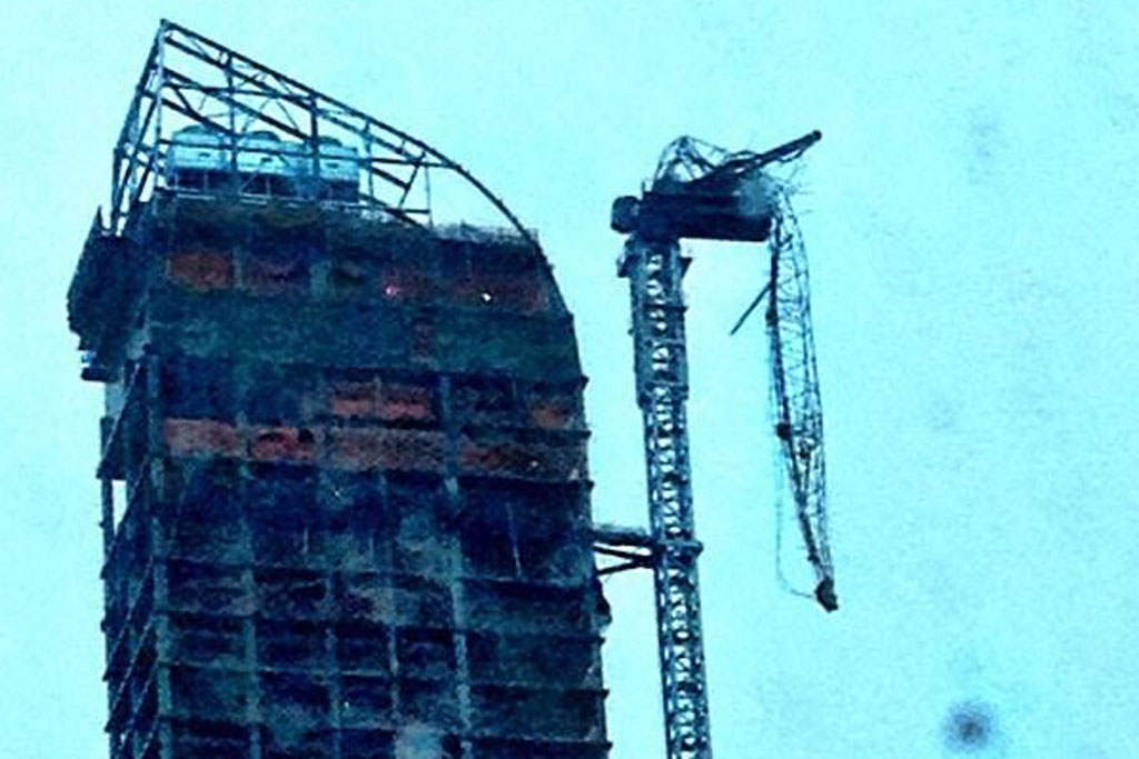 Partial crane collapse reported in NYC (VIDEO) - The World from PRX