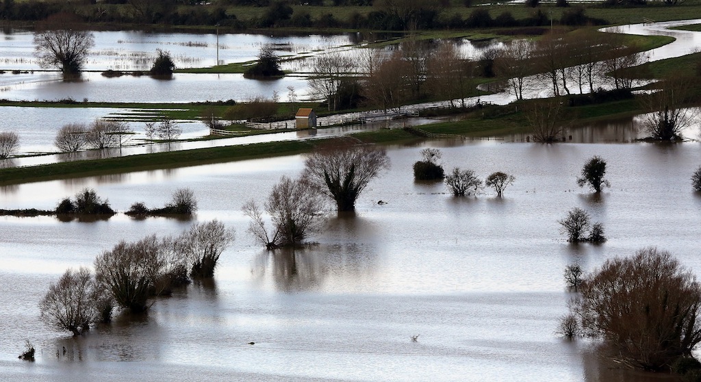 England Flooding kills two as heavy rain continues (PHOTOS) - The World ...