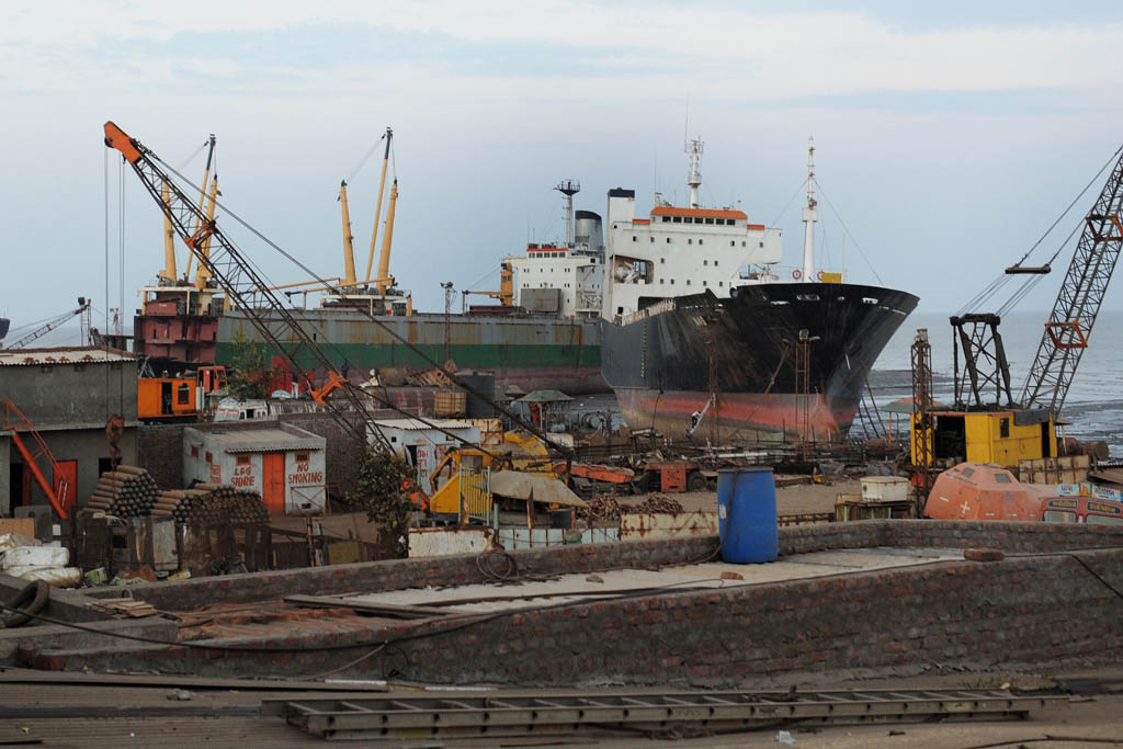 India OK's dismantling of 'Exxon Valdez' oil tanker - The World from PRX