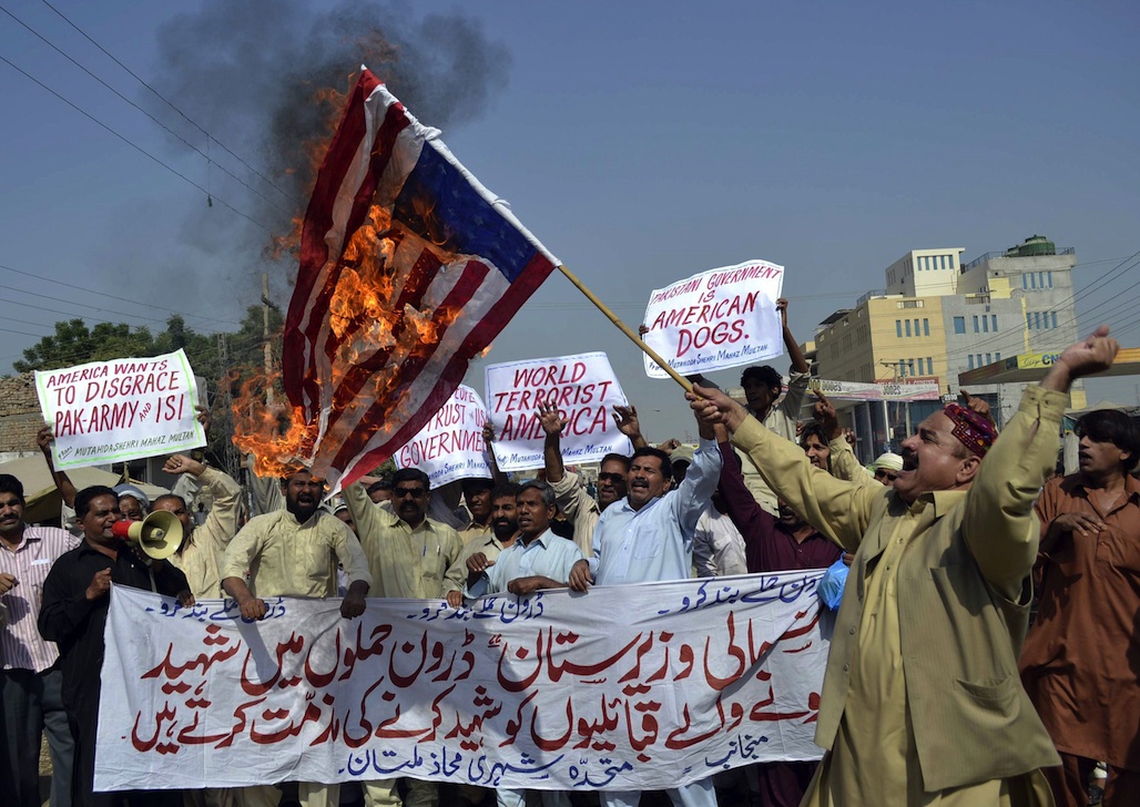 Pakistani protester dies from smoke inhalation after burning US flag ...