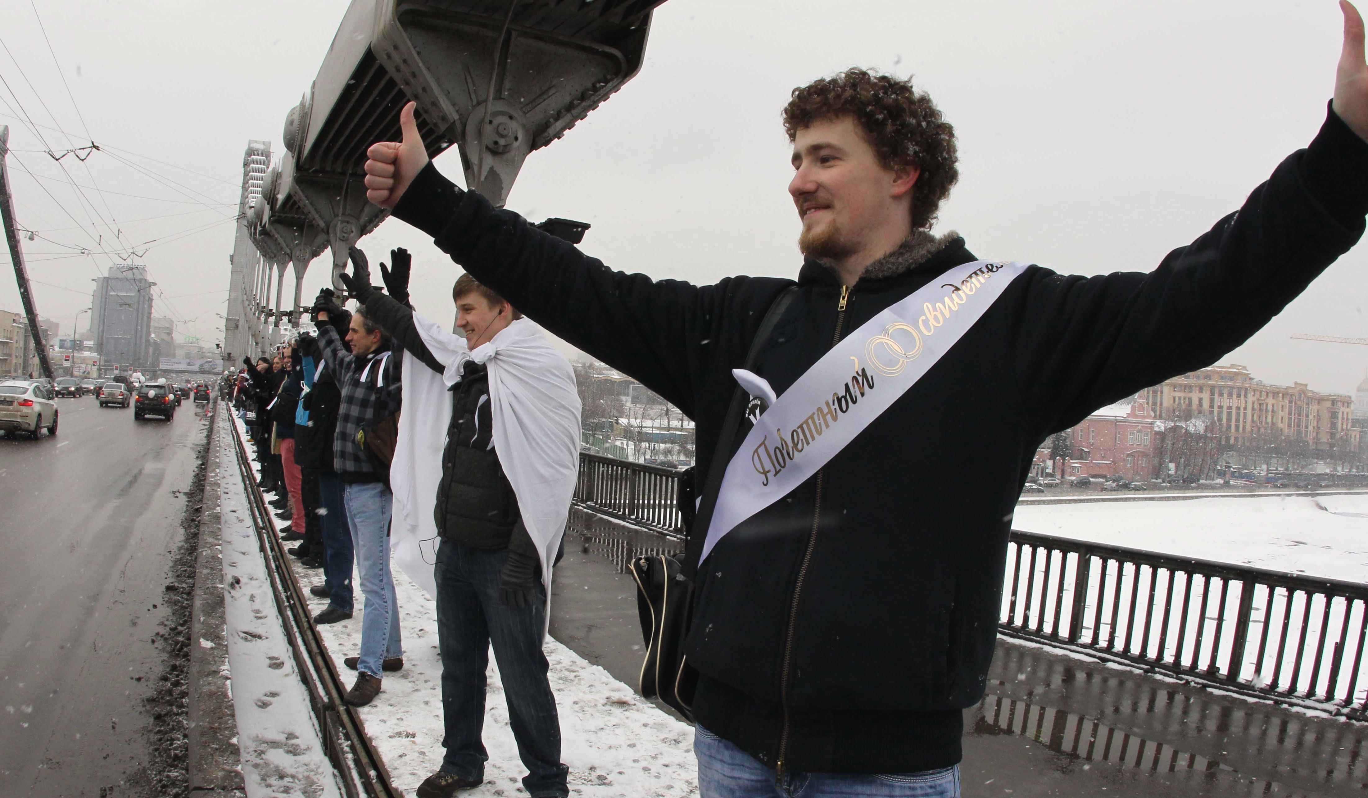 Thousands form anti-Putin human chain around Moscow - The World from PRX