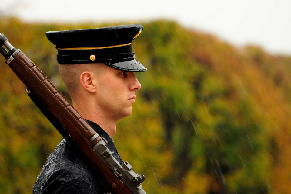 Hurricane Sandy: Guards keep watch at Tomb of the Unknown Soldier ...