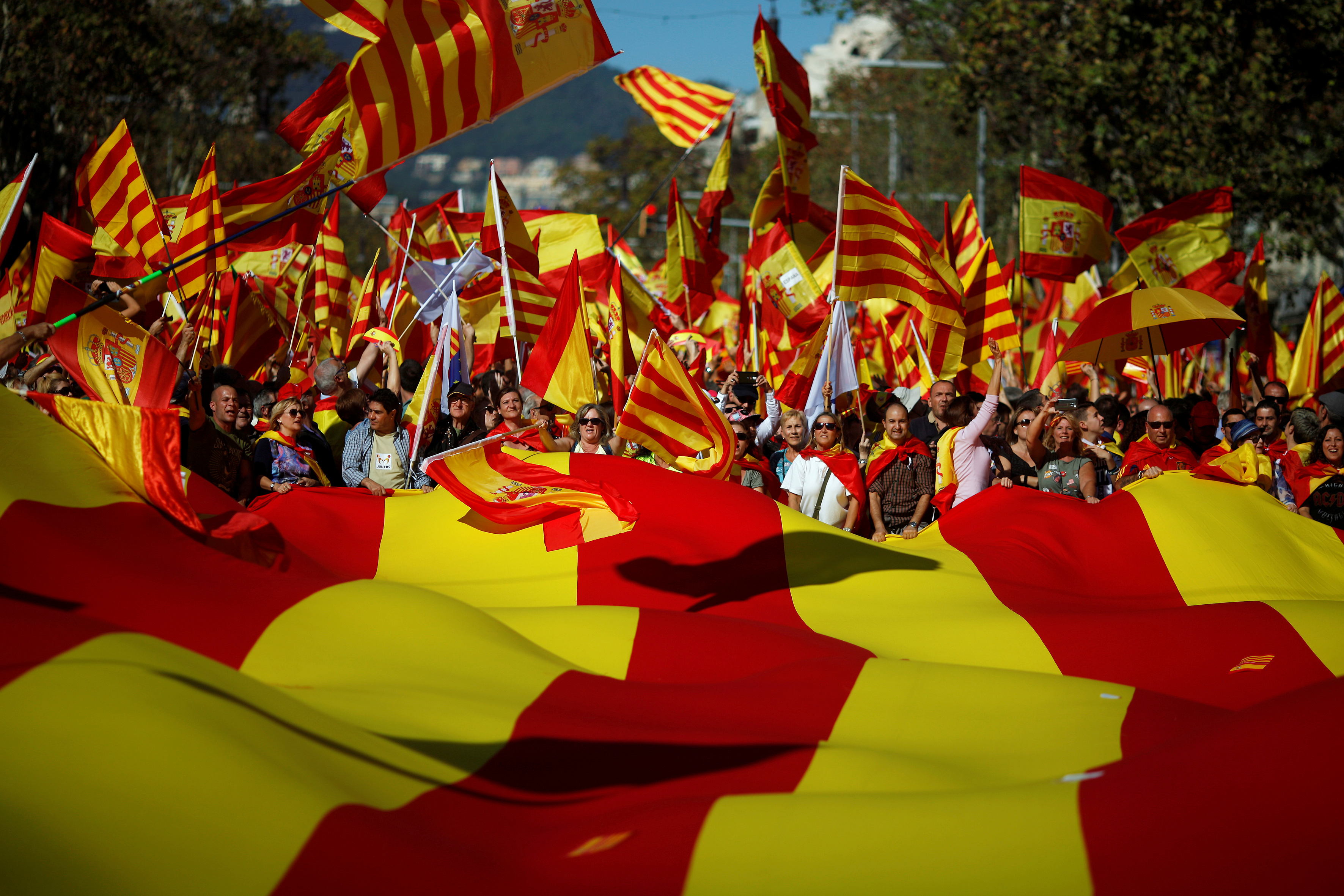 Massive crowds turn out for an anti-independence rally in Barcelona ...