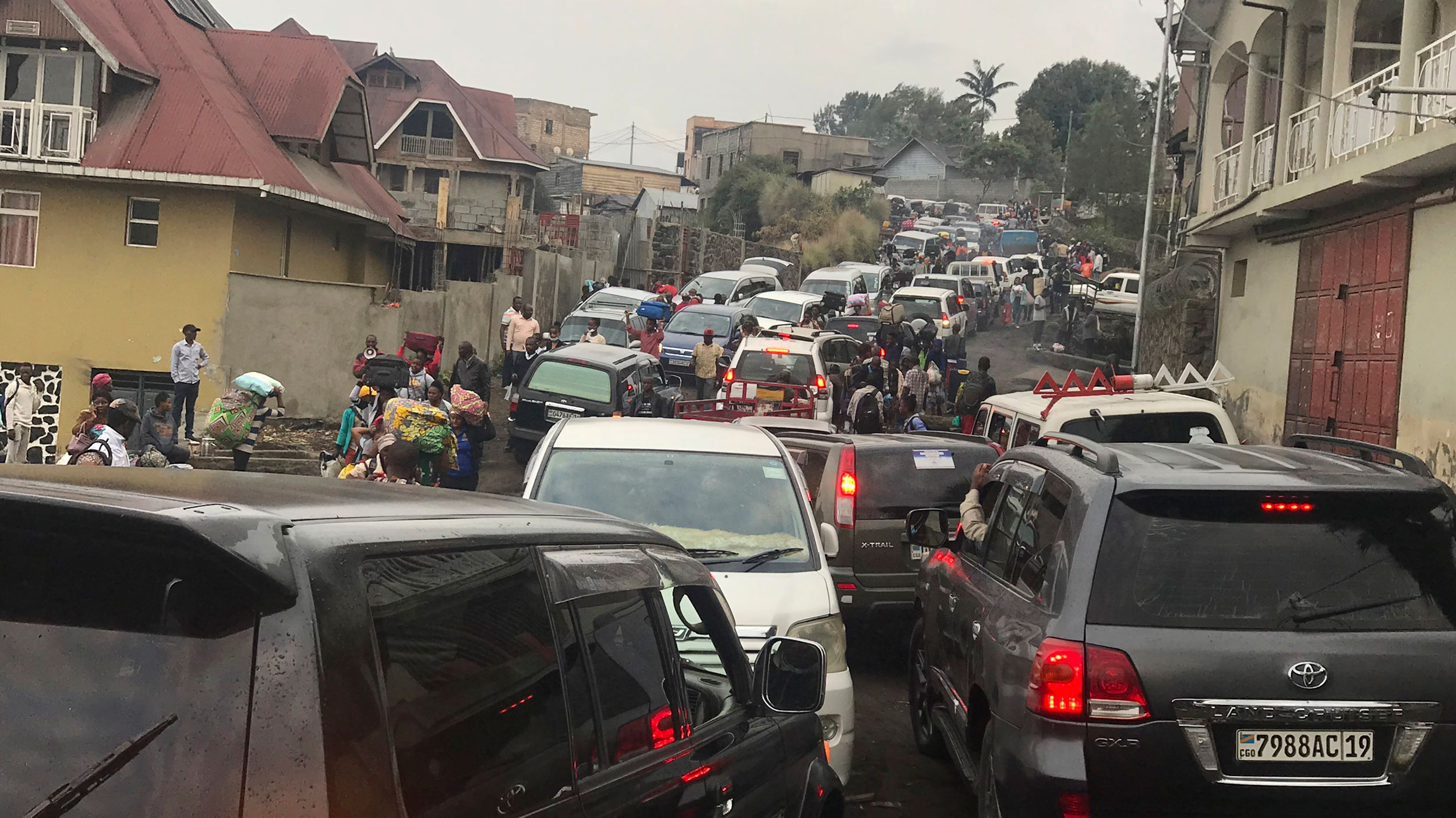 Thousands evacuate Congo's Goma amid renewed volcano threat - The World ...