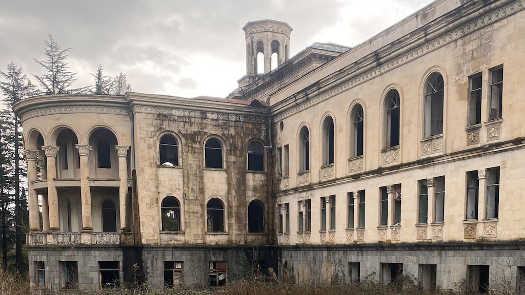 Longtime refugees in Georgia say goodbye to the Soviet-era sanatoriums ...