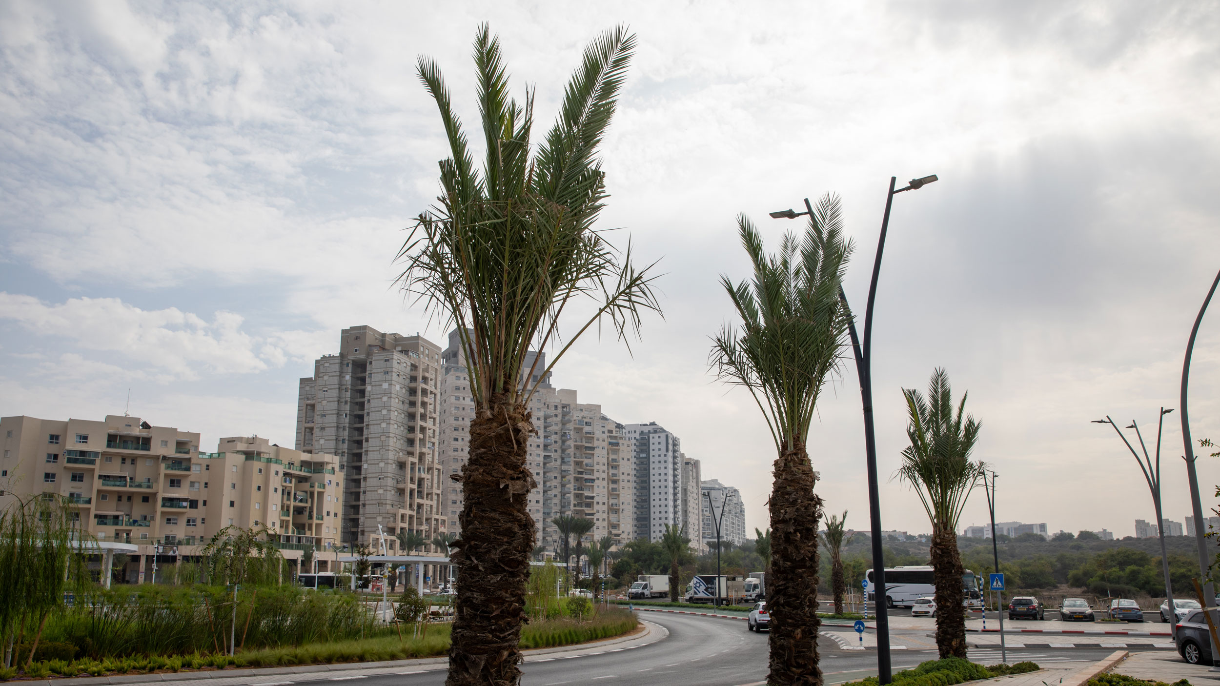 As thousands flee violence in southern Israel, some decide to stay put ...