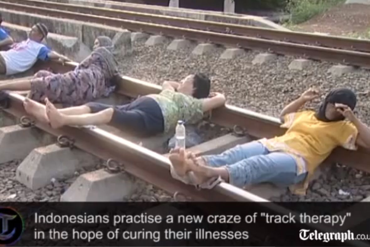 Desperate Indonesians risk lives for railway "track therapy" (VIDEO ...
