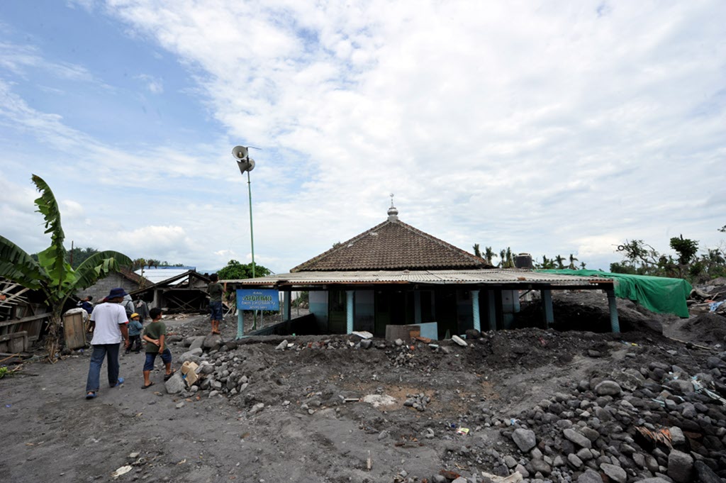 Multiple disasters strike Indonesia - The World from PRX