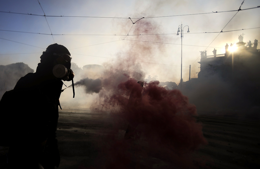 Italy Police Riot - The World from PRX