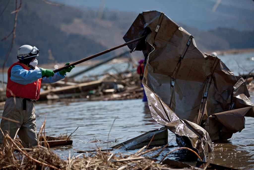 Radioactive water leaking directly from Japan's nuclear plant (VIDEO ...