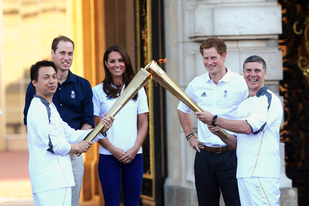 Olympic torch passes Buckingham Palace, Downing Street in London ...