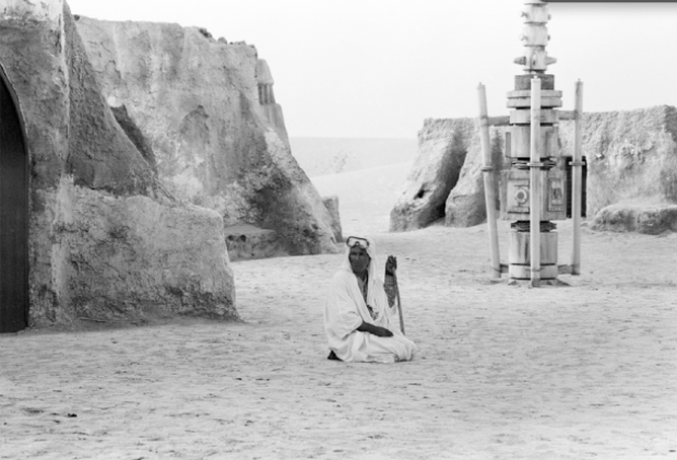 Photographer captures images of movie sets preserved in African desert ...