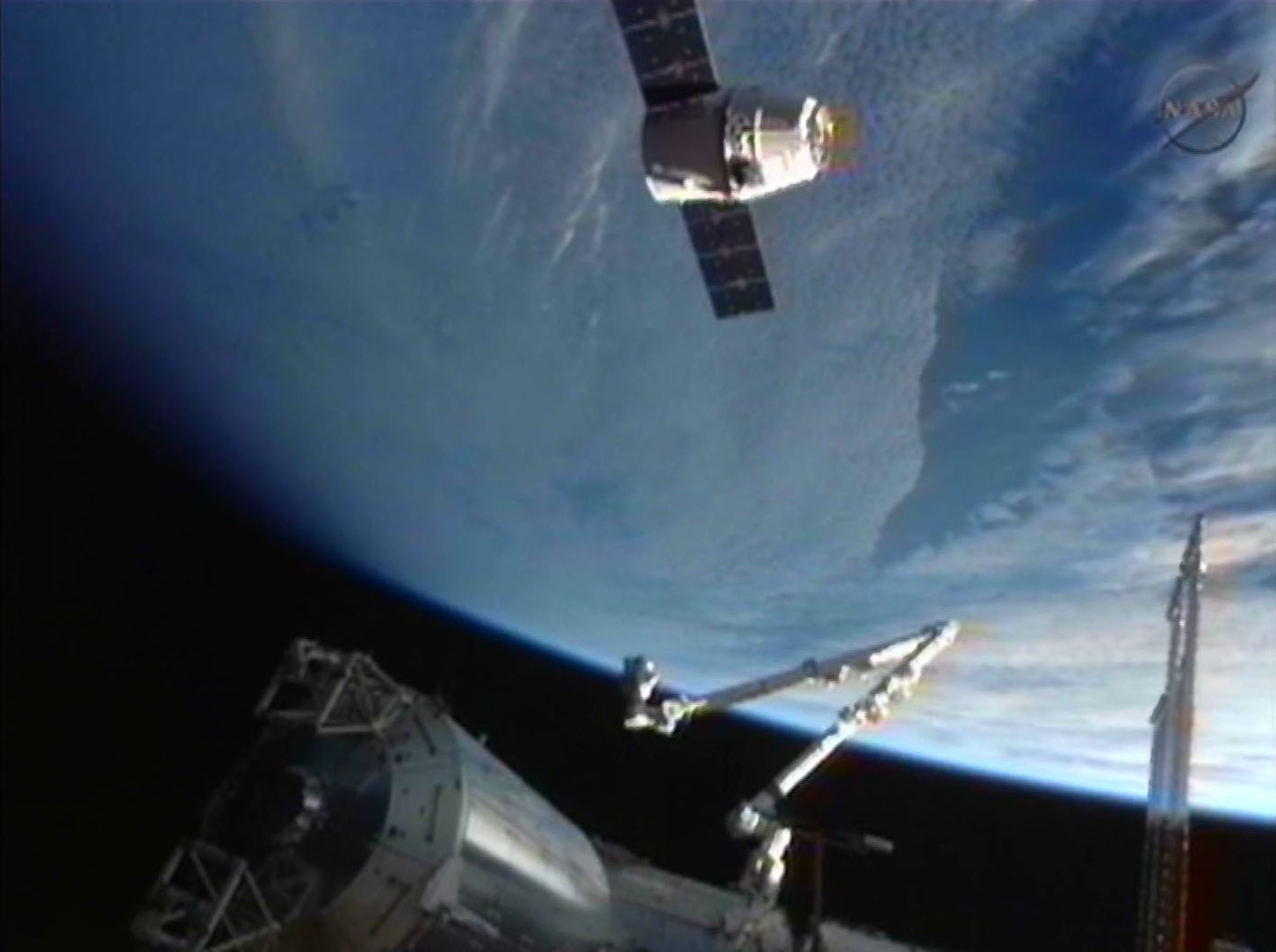 Dragon capsule makes successful, historic docking at International ...