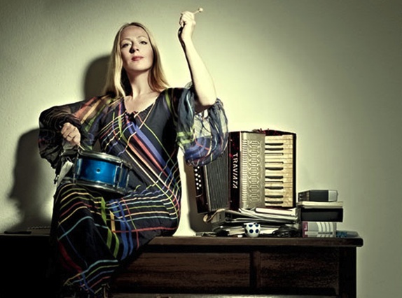 VIDEO: Musician rediscovers her yodeling talent in Berlin nightclubs ...