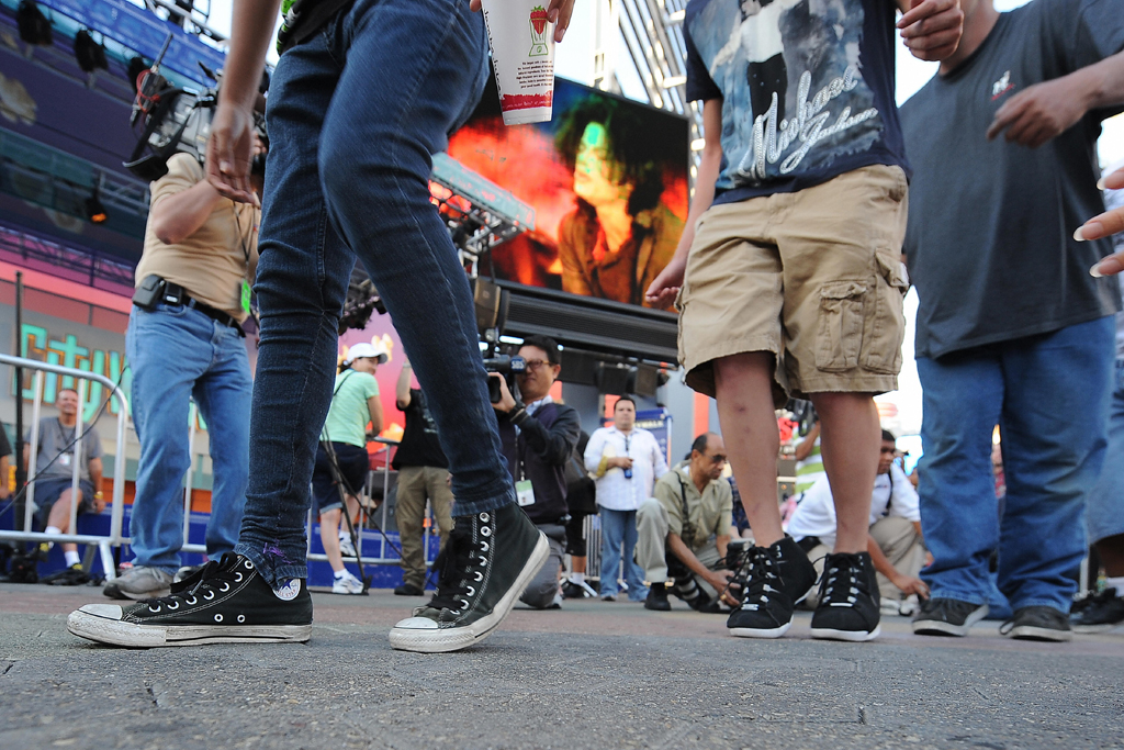 Man forced to perform "moonwalk" at gunpoint - The World from PRX