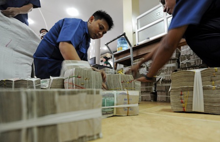 Economist: Burma should "float" its chaotic currency with heavy ...