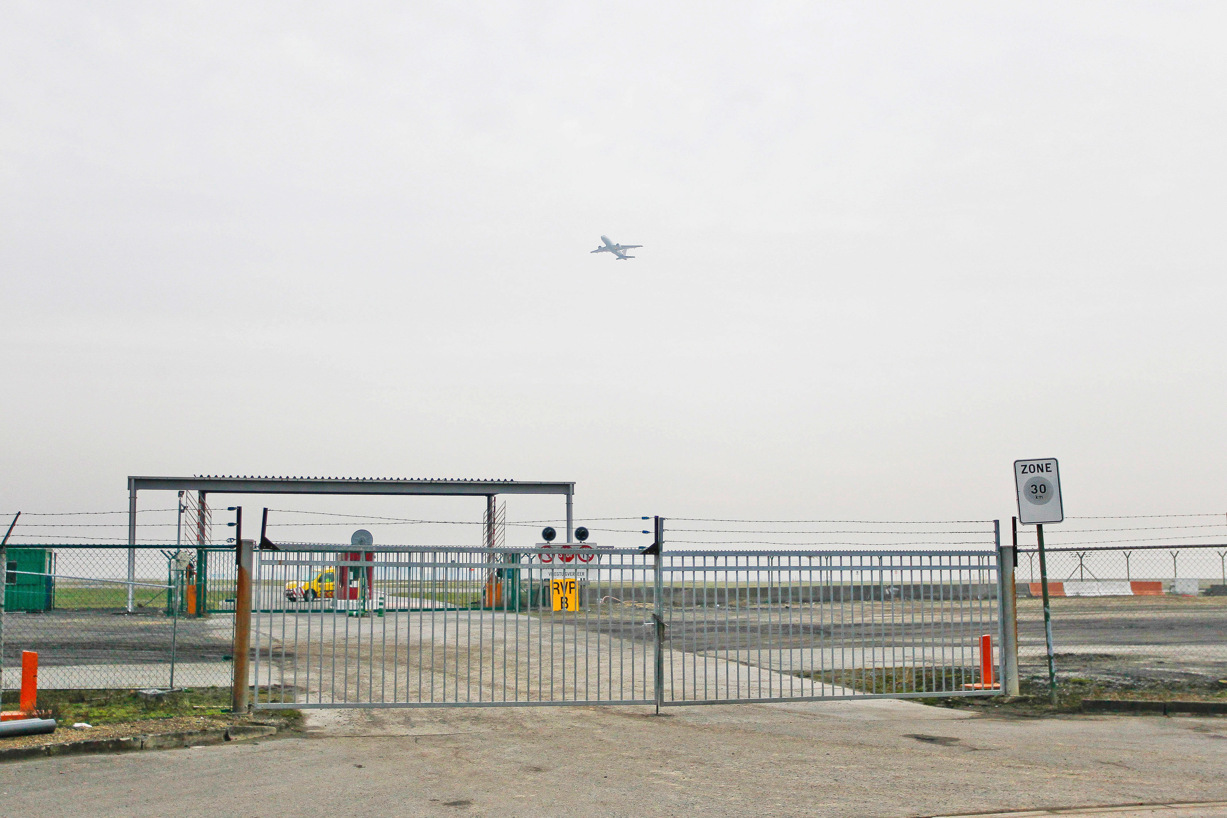 8 armed robbers steal millions in uncut diamonds from plane at Brussels ...