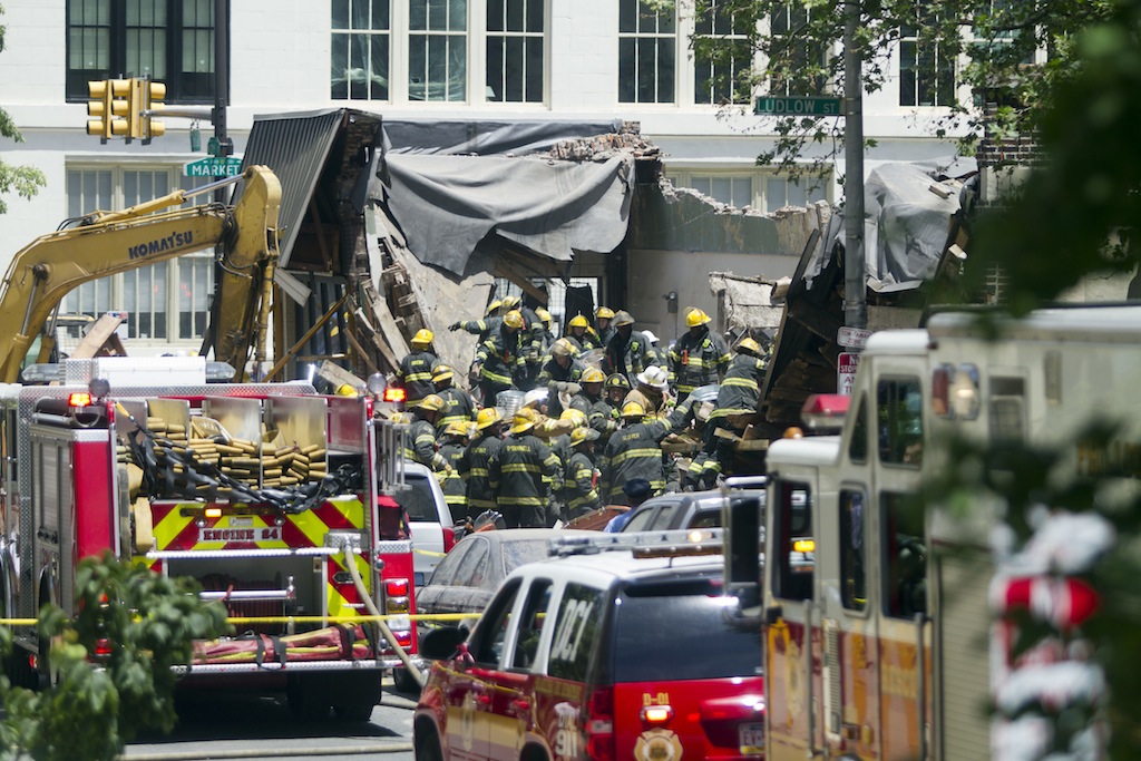 Philadelphia building collapse: Many feared trapped, injured (VIDEO ...