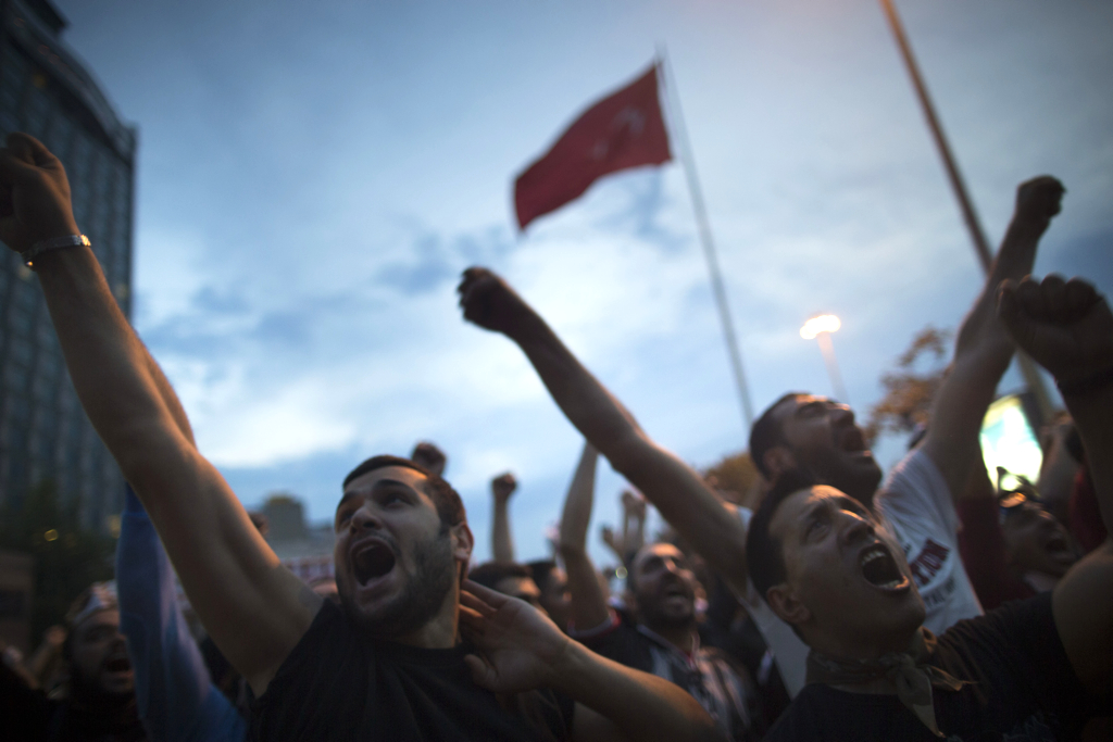 Turkey: Police disperse thousands of demonstrators in Istanbul square ...