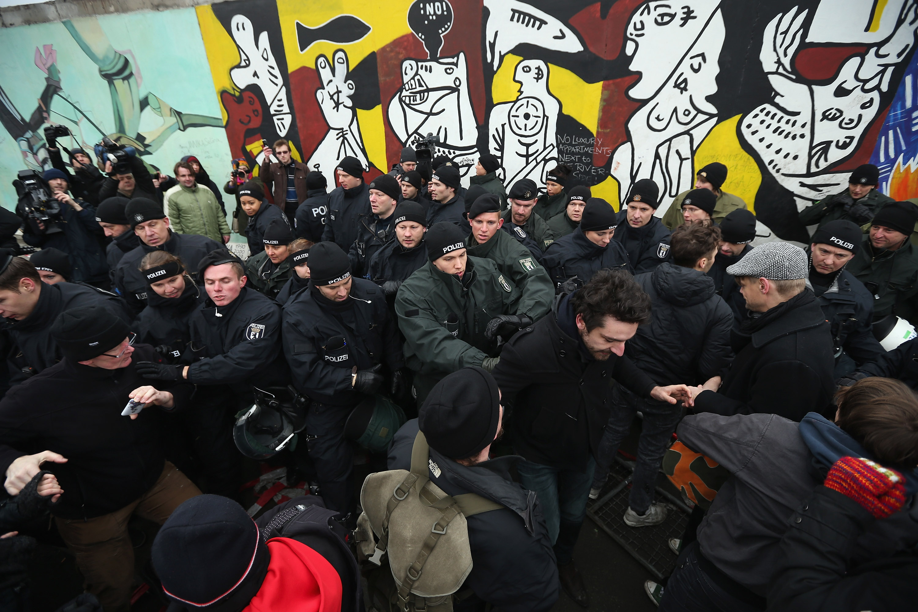 Protesters stop construction crews demolishing Berlin Wall section ...