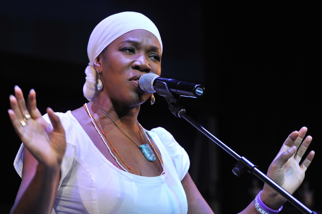 India Arie skin lightening accusations not true, singer says - The ...