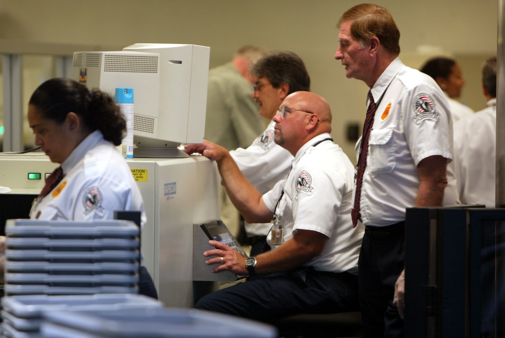 TSA agent with fake bomb gets past screeners at Newark airport - The ...
