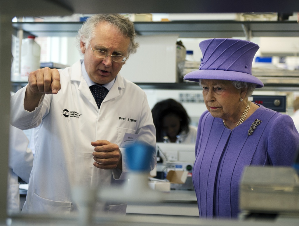 Britain's Queen Elizabeth on hospital tour - The World from PRX