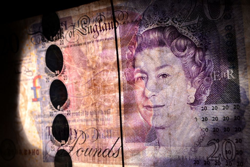 Pound tumbles as UK heads for further quantitative easing - The World ...