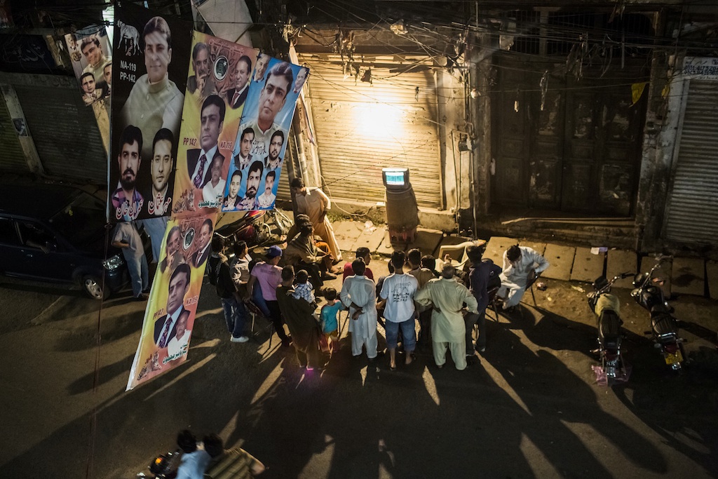 PLANET PIC: Pakistan votes in its first democratic transition in 66 ...