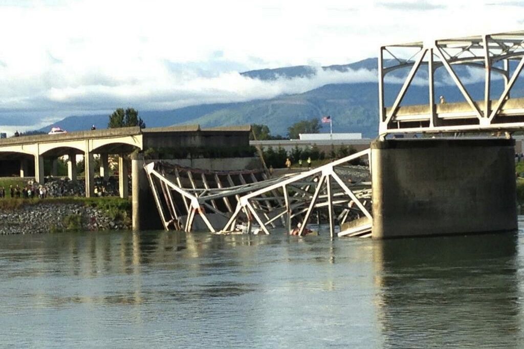 Washington state bridge collapse sends cars into Skagit River (VIDEO ...