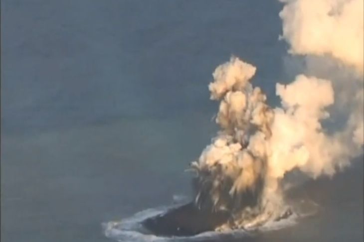 Undersea volcano creates new island off Japan (VIDEO) - The World from PRX