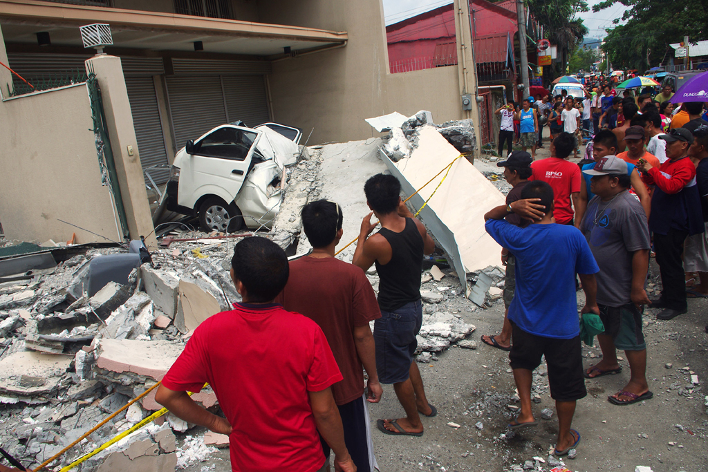 Dozens dead after 7.2-magnitude quake hits southern Philippines (VIDEO ...