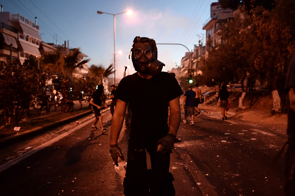 Police and anti-fascists clash in Greece after Golden Dawn murder - The ...