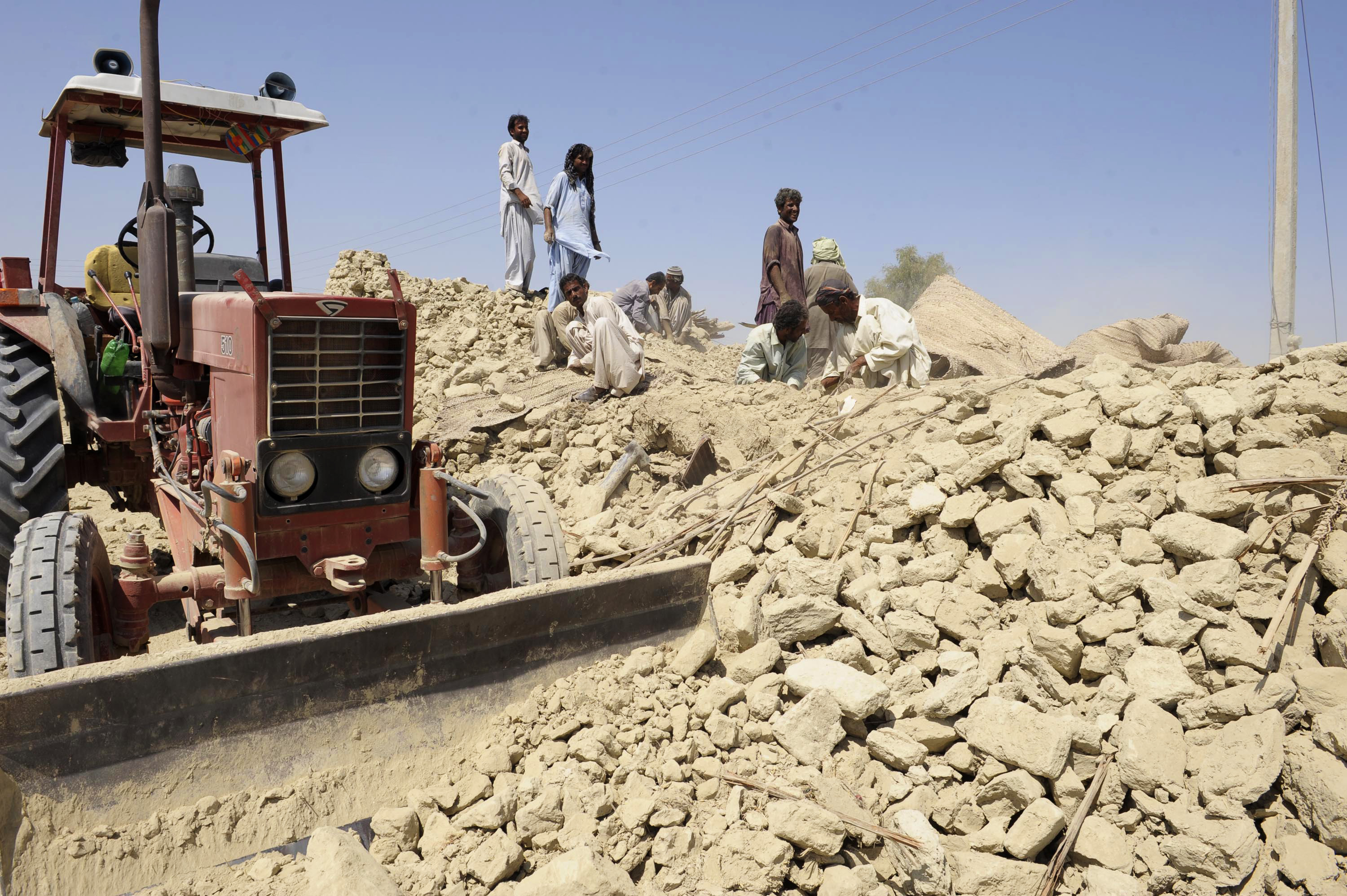 Pakistan quake kills at least 327 people, creates new island (PHOTOS ...