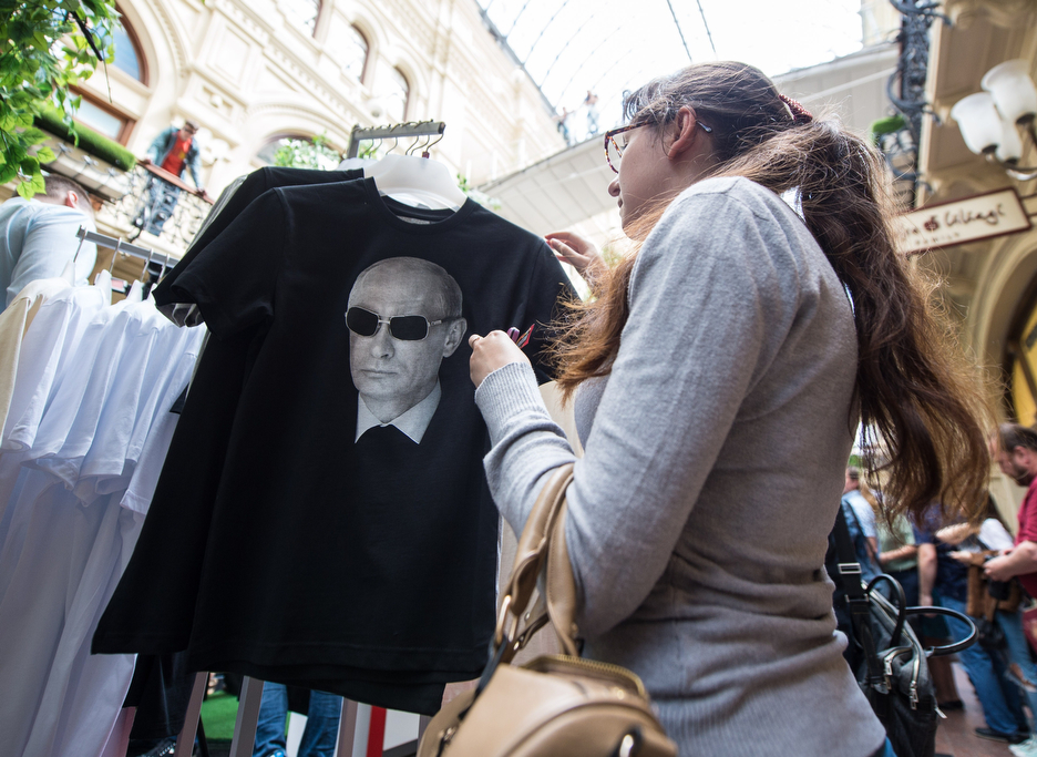 Check out this insanely long line of Russians waiting to buy Putin T ...