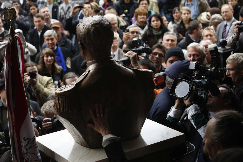 Statue of Hungarian war leader forces Jews to live in the dark shadow ...