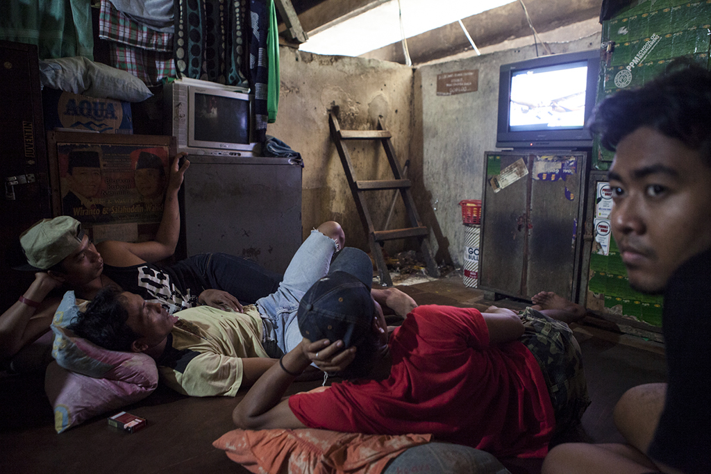 These 100 people live inside (like, literally) an urban bridge - The ...