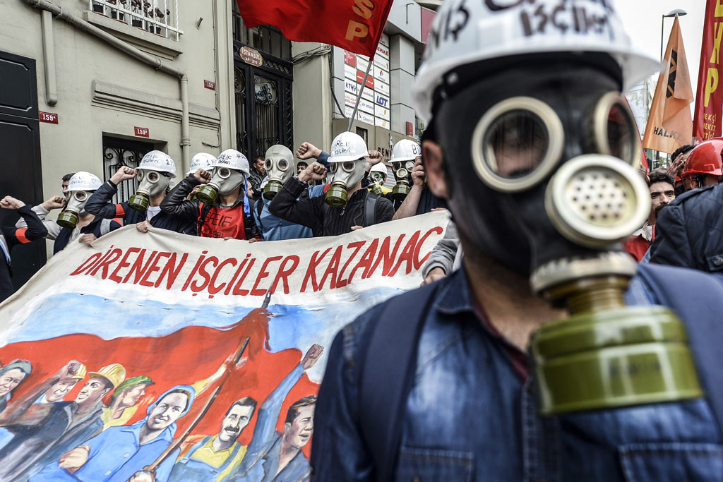 Turkish riot police clash with May Day protesters in Istanbul (LIVE ...