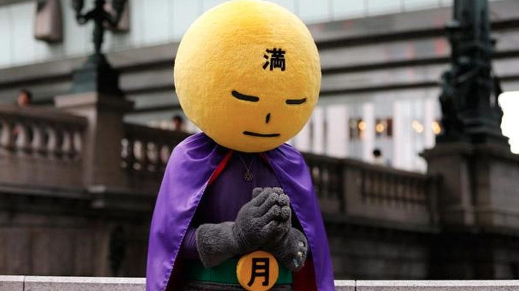 Japan's real-life superhero, Mangetsu-man, is literally cleaning up the ...
