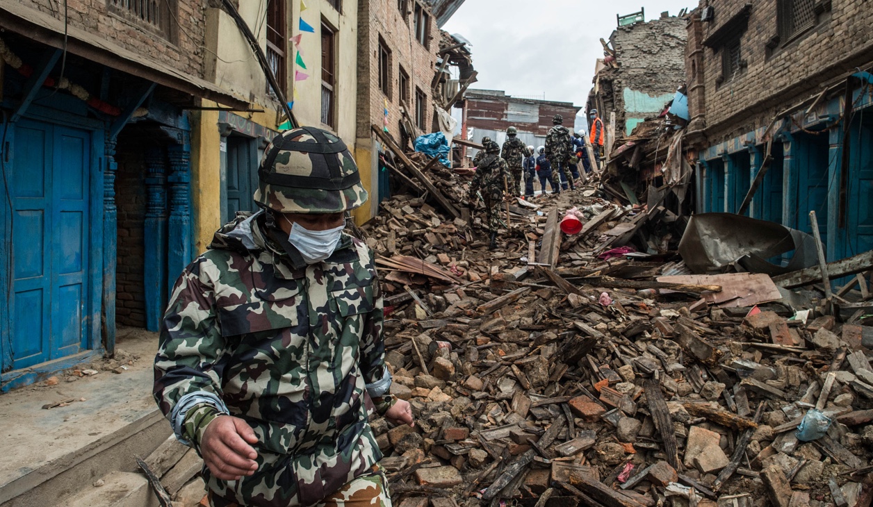 Teenager found alive beneath rubble 5 days after earthquake in Nepal ...