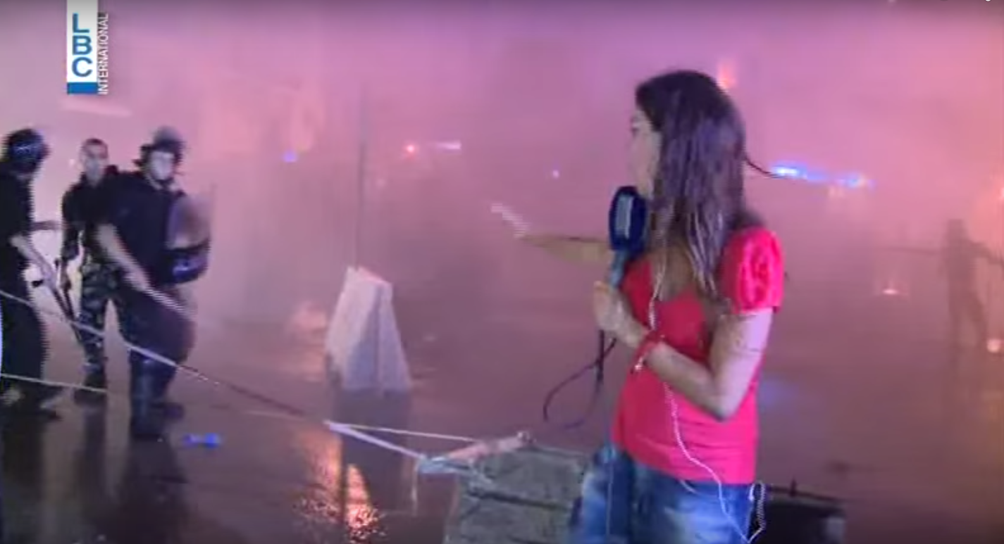 A female TV reporter gets help from Beirut protesters, Daily Mail sees ...