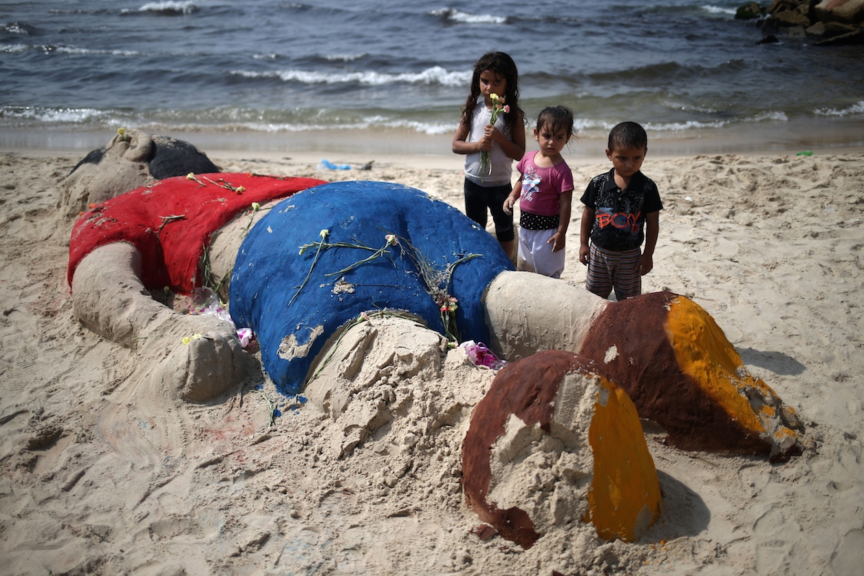 Gazans pay tribute to Syrian toddler Aylan with sand sculpture - The ...