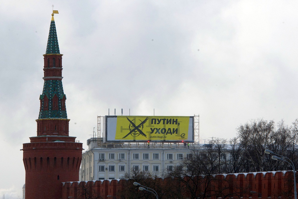 X marks the spot: Activists unveil anti-Putin banner within view of ...